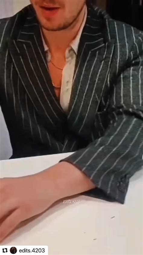 The Opened Button Down The Chains The Eyebrow Tease 😍🥵 Rjosephquinn