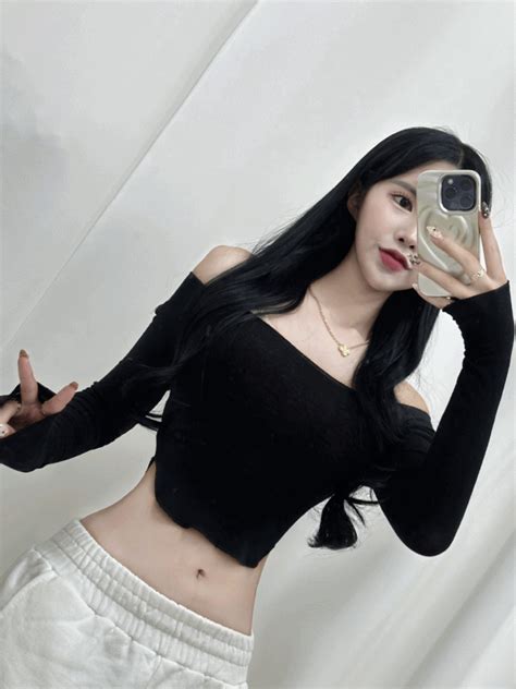 다양한연출11할인 몸매보정 꾸안꾸 섹시 기본 쫀쫀티 스판티 크롭티 유라인티 유넥티 브이넥티 기본티 밑단굴림티 밑단유라인티 크롭티 레이어드티 오프숄더티 시스루티 Y2k