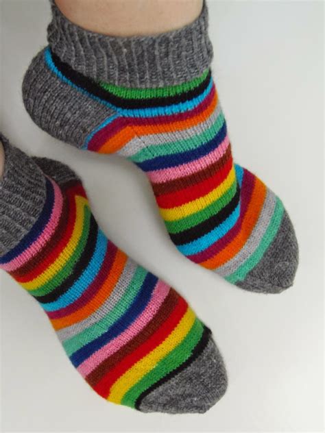 Вязаные полосатые носки спицами - 86 фото