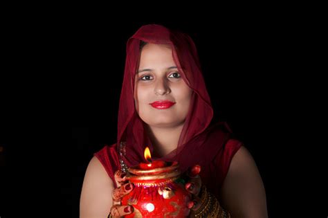 집에서 카르와 차우트 축제 기간 동안 초상화를 포즈를 취하는 예쁜 여성 20 29세에 대한 스톡 사진 및 기타 이미지 20 29세 25 29세 Karva Chauth