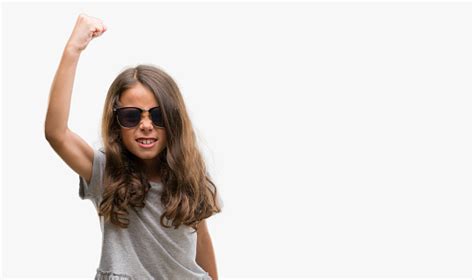 분노와 좌절과 분노와 함께 외치는 동안 분노의 주먹을 올리는 미친 선글라스를 입고 갈색 히스패닉 소녀 분노와 공격적 개념 T