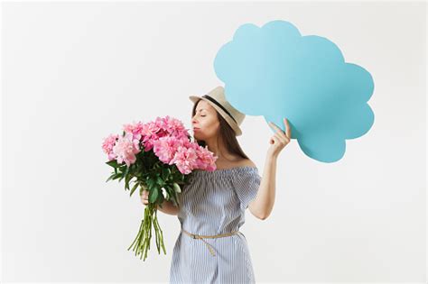 블루 드레스를 입고 모자 빈 빈 말 구름 장소 텍스트와 음성 거품 분홍색 모란 꽃의 꽃다발을 들고 젊은 여자는 흰색 배경에 고립 휴일 개념입니다 광고 영역 복사 공간 20