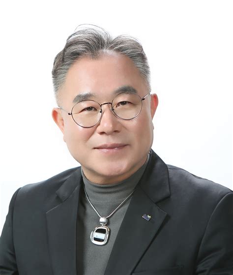 Jonghan Ai가 봐 준 나의 관상 이번 사진도 관상적으로 분석해볼게요 1 얼굴형 둥글면서도 탄탄한 얼굴형은 강한 추진력과 안정적인 삶을 의미합니다 리더십이