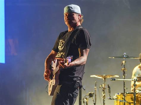 Tom Delonge Launches To The Stars Fender Strat For Black Friday
