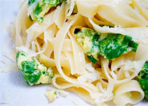 Паста тальятелле с омлетом, козьим сыром и лимоном