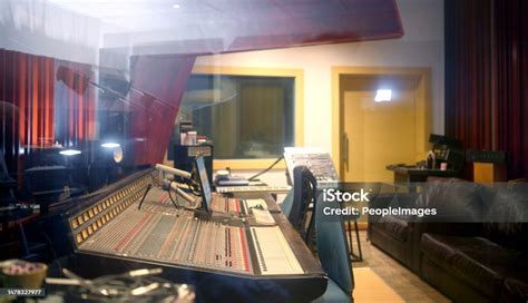 엔터테인먼트 산업을 위한 빈 방에 오디오 장비가 있는 음악 스튜디오 및 프로덕션 인테리어 창의적 및 음악 전자 장치로 사운드를