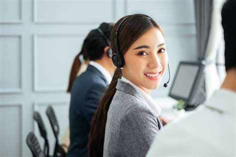 아시아 콜센터 팀 고객 서비스 텔레세일즈 헤드셋 착용 또는 헤드폰 을 착용한 헤드셋 It 지원에 대한 스톡 사진 및 기타 이미지 It 지원 고객 고객 서비스 담당자