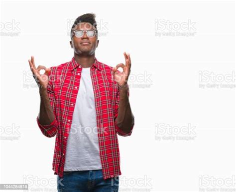 격리 된 배경 위에 젊은 아프리카계 미국인 남자가 휴식과 명상 손가락으로 제스처를 하 고 폐쇄 눈으로 웃 고 요가 개념 개념에 대한 스톡 사진 및 기타 이미지 Istock