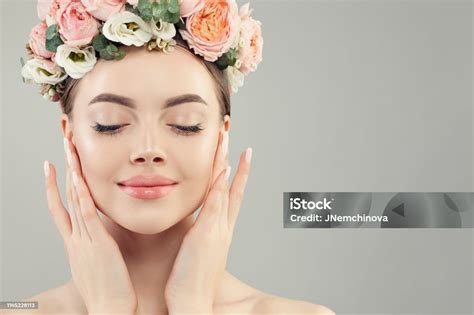 아름 다운 여자 얼굴 근접 촬영 맑은 피부 잘 손질 된 손톱과 꽃으로 건강 한 스파 모델 건강관리와 의술에 대한 스톡 사진 및