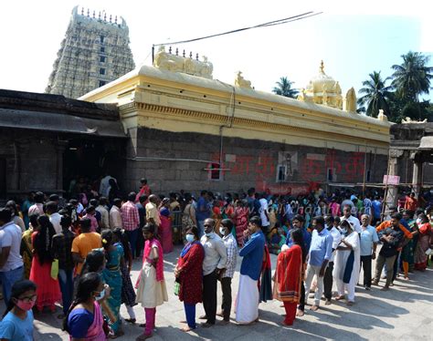 Crowd Of People In Vellore Fort வேலூர் கோட்டையில் பொதுமக்கள் கூட்டம் அலைமோதல்