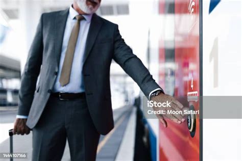 기차역 플랫폼에서 기차의 열린 문 버튼을 누르는 사업가의 중간 부분 객차에 대한 스톡 사진 및 기타 이미지 객차 경영자