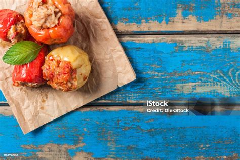 박하 잎박제 고추 더미는 구겨진 종이와 오래된 푸른 소박한 나무 테이블에 놓여 있습니다 공간을 복사합니다 맨 위 보기 0명에 대한 스톡 사진 및 기타 이미지 Istock