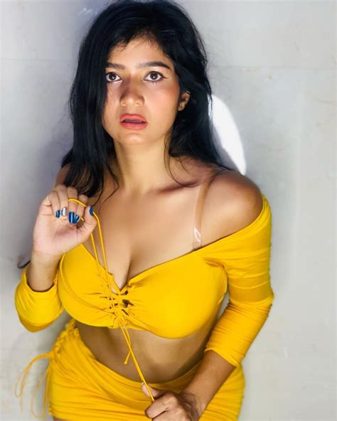 PHOTOS சடட சடட நனயத தஜமஹல நசசல உடயல வதவதமய பஸ கடதத இனஸடகரம