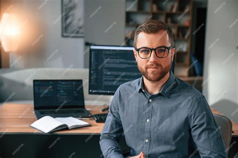 Premium Photo Man In Formal Clothes Is Working In The Modern Office Using Computer