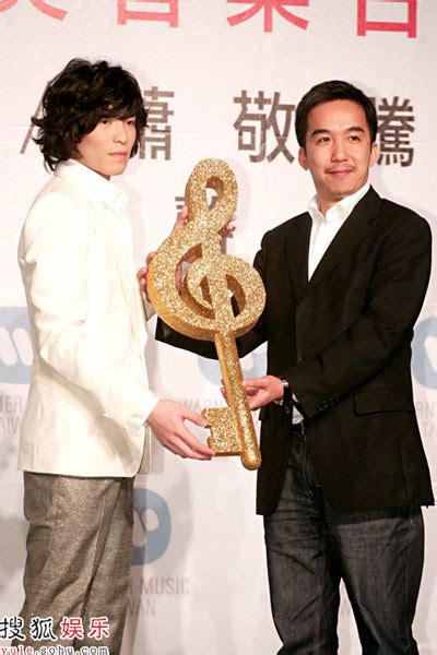 萧敬腾进华纳笑纳千万签约金 杨宗纬送花篮图 搜狐音乐