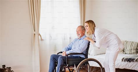 건강 방문자 또는 간호사와 가정 방문 중 휠체어를 탄 노인 창밖을 내다보는 남자와 여자 사진 Unsplash의 의료 종사자 이미지