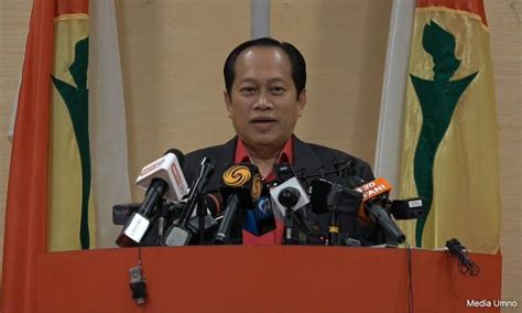 巫统开除部落客扎哈林，宣布纪委会主席换人