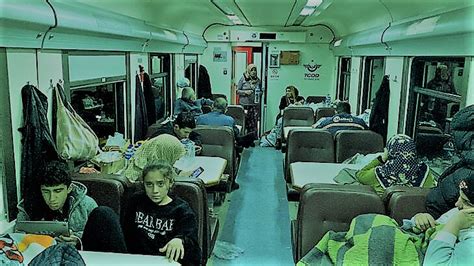 بعد انهيار منازلهم متضررون من الزلزال يقيمون في عربات قطار صور