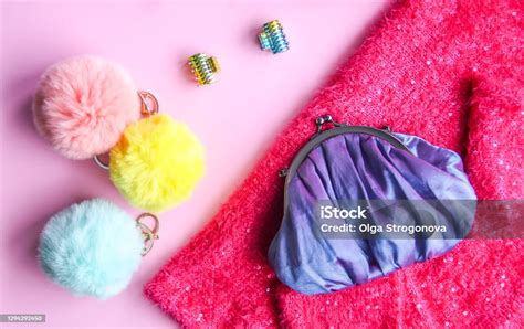 패션 액세서리와 드레스의 구성 반짝이는 스팽글스위트샷 지갑 배낭 화려한 폼폰 헤어 밴드 부드러운 핑크 파스텔 배경의 다른