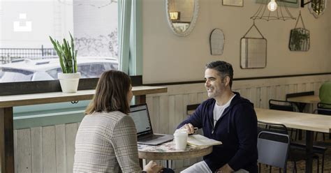 흰색과 검은색 줄무늬 긴팔 셔츠를 입은 여자 옆에 앉아 있는 검은 스웨터를 입은 남자 사진 Unsplash의 무료 링크드 인 이미지