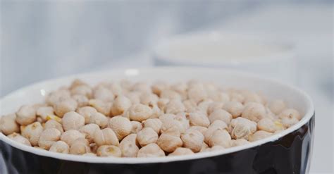 실내 건강한 건강한 생활 건강한 식생활 고섬유질 곡물 날 것 다이어트 단백질 먹을 수 있는 미니멀리스트 배경을 흐리게 병아리 완두콩 병아리 콩