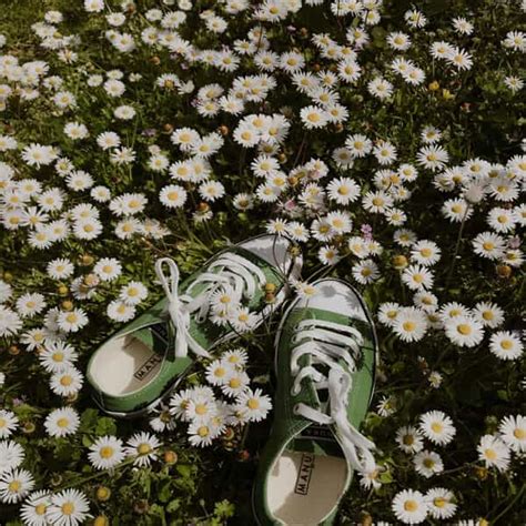 عکس پروفایل با کفش آل استار و اسپرت خوشگل و خوشرنگ