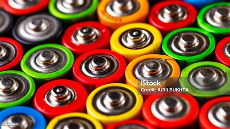다채로운 배터리의 에너지 추상적 배경 다른 제조 업체 폐기물 수거 및 재활용 알칼리 성 배터리 Aa 크기에서 사용 된 배터리 컬러풀한 배터리의 컨셉 배경 고압 변압기에 대한