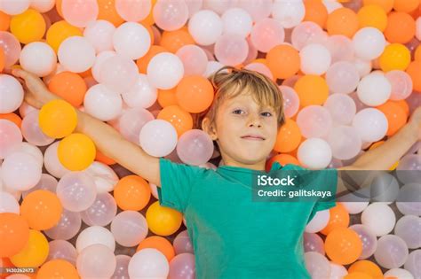 공 구덩이에서 놀고있는 아이 아이들을위한 다채로운 장난감 유치원 또는 유치원 놀이방 탁아 실내 놀이터에서 유아 아이 어린이를위한 공 수영장 활동적인 미취학 아동을위한 생일