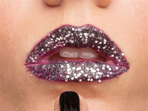 11 Cool Ideas To Pull Off Glitter Lips For Your New Makeup Look