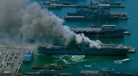 នាវាចម្បាំងអាមេរិកផ្ទុះ ឆេះយ៉ាងខ្លាំងនៅកំពង់ផែ បង្កឱ្យទាហាន ២១នាក់រងរបួស នគរដ្រេហ្គន