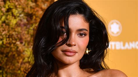 Kylie Jenner Critics Gasp Over Stars Lopsided Lips In Horrifying