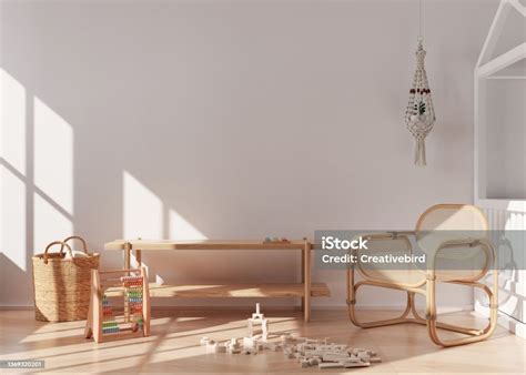 현대 식 어린이 방에 빈 흰색 벽 스칸디나비아 보헤미안 스타일로 인테리어를 모의 사진이나 포스터를 복사합니다 콘솔 등나무 안락 의자 장난감 마크라메 아이들을위한 아늑한 공간