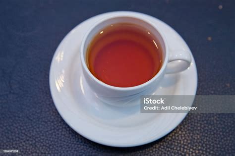 정면 도면 파란색 배경 위에 차 컵 클리핑 경로가 있는 파란색 배경에 흰색 유리 컵이 분리되어 있습니다 0명에 대한 스톡 사진 및 기타 이미지 Istock