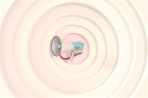 3d 일러스트레이션 3d 렌더링 갈색 배경에 복사 공간이있는 메가폰 스피커를 통한 광고 0명에 대한 스톡 사진 및 기타 이미지 Istock