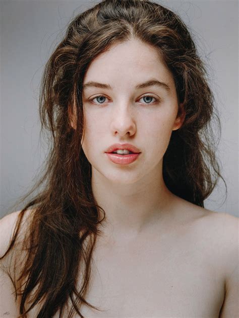 Caitlin Koko Bonita Modelo Mostrando El Coño Peludo Bytesexy