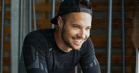 청년은 피트니스 수업에서 고정식 자전거를 타고 운동합니다 체육관에서 남자 운동 타원형 기계에서 운동하십시오 남자 개인 트레이너 사진 Unsplash의 실내