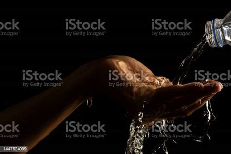 손에 튀는 물 독특한 패턴과 질감을 보여주는 고속 슬로우 모션으로 캡처 된 물 0명에 대한 스톡 사진 및 기타 이미지 0명 고여 있는 물 극도의 느린 동작 Istock