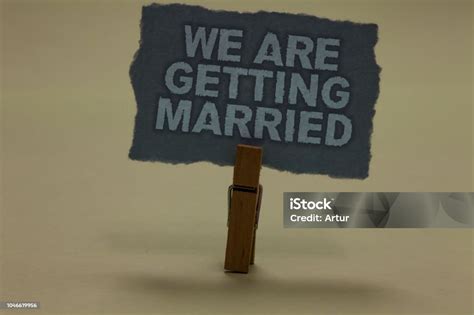 필기 텍스트 쓰기 우리 결혼 하입니다 결혼 결혼식 준비 사랑 몇 클립 유지 재 색 그림자 화산재 층에 조각난된 두꺼운 페이지 작성을 의미 하는 개념 2명에 대한 스톡 사진