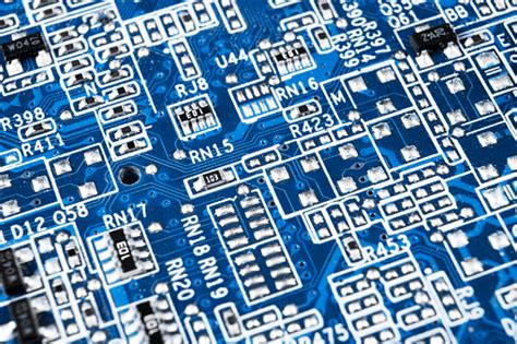 저항기 마이크로 칩 및 전자 부품이 있는 회로 기판의 매크로 샷 컴퓨터 하드웨어 기술 통합 통신 프로세서 정보 공학 반도체 pcb 근접 촬영 cpu에 대한 스톡 사진 및