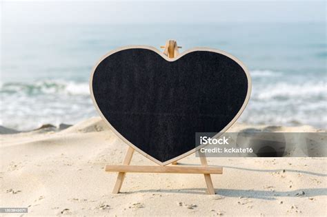나무 프레임 빈 분필 보드 하트 모양의 칠판 하트 모양은 해변의 모래에 배치 텍스트 메시지 또는 광고를 작성합니다 모래 해변에 빈 칠판 0명에 대한 스톡 사진 및 기타
