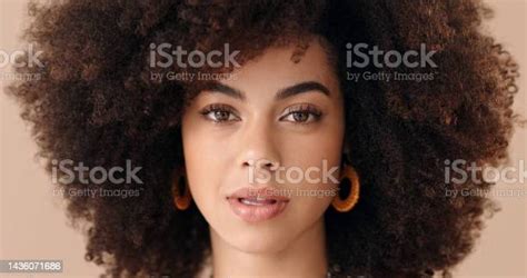 헤어 케어 아름다움을 가진 아프리카 및 흑인 여성 고급 보석 및 갈색 모형 스튜디오 배경에 대한 디자이너 메이크업 젊고 창조적