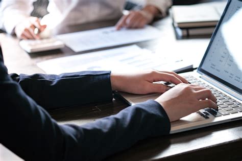 새로운 스타트업 프로젝트를 진행 중인 디자인 아이디어 전문 투자자를 만나는 비즈니스 피플 개념 사무실 사업 계획 2명에 대한 스톡 사진 및 기타 이미지 Istock