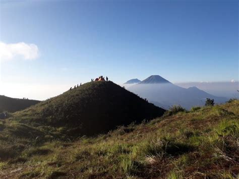 Menikmati Sunrise di Puncak, Simak Tips Mendaki Gunung Prau