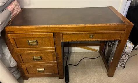 나무 책상과 의자