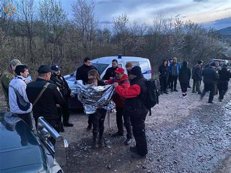Пішли до лісу а дитину залишили в машині На Закарпатті відшукали хлопчика що загубився