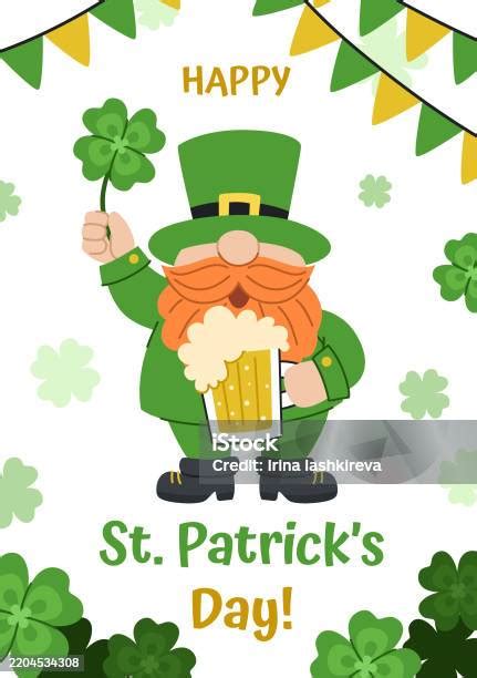 성 패트릭의 날 인사말 카드 네잎 클로버를 들고 손에 맥주 한 잔을 들고 있는 귀여운 레프리콘 인사말 카드 또는 파티 초대장 3월에 대한 스톡 벡터 아트 및 기타 이미지