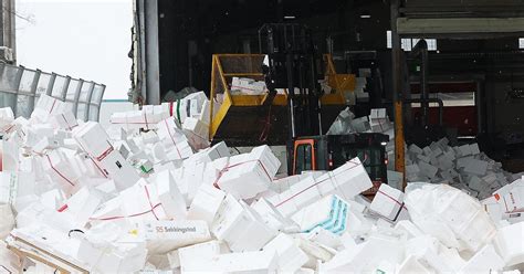 설 연휴가 끝난 후 가득 쌓인 스티로폼