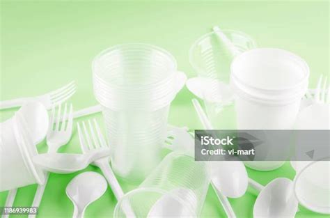 흰색 일회용 컵 접시 포크 밝은 녹색 배경 클로즈업에 칼 환경 문제 개념 0명에 대한 스톡 사진 및 기타 이미지 0명 개체 그룹 그릇 Istock