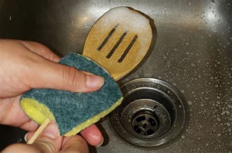 Baru Tahu Sekarang Sutil Kayu Ternyata Bisa Dibersihkan Tanpa Pakai