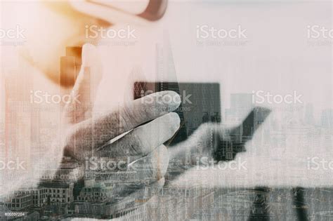 실업가 착용 하는 가상 현실 Vr 헤드셋과 휴대 전화를 사용 하 여 현대 사무실에서 고글 교육에 대한 스톡 사진 및 기타 이미지